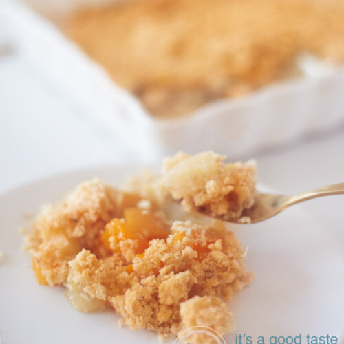 apple and peach oatmeal crumble - By Andrea Janssen