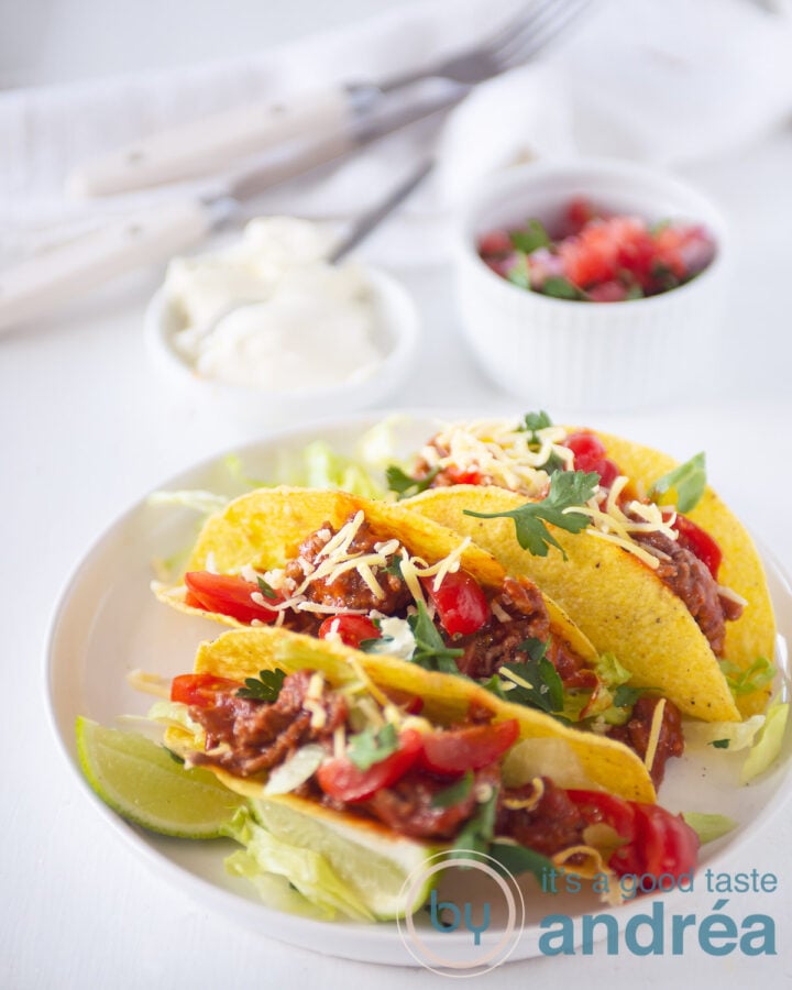Spicy minced beef tacos with salsa - By Andrea Janssen