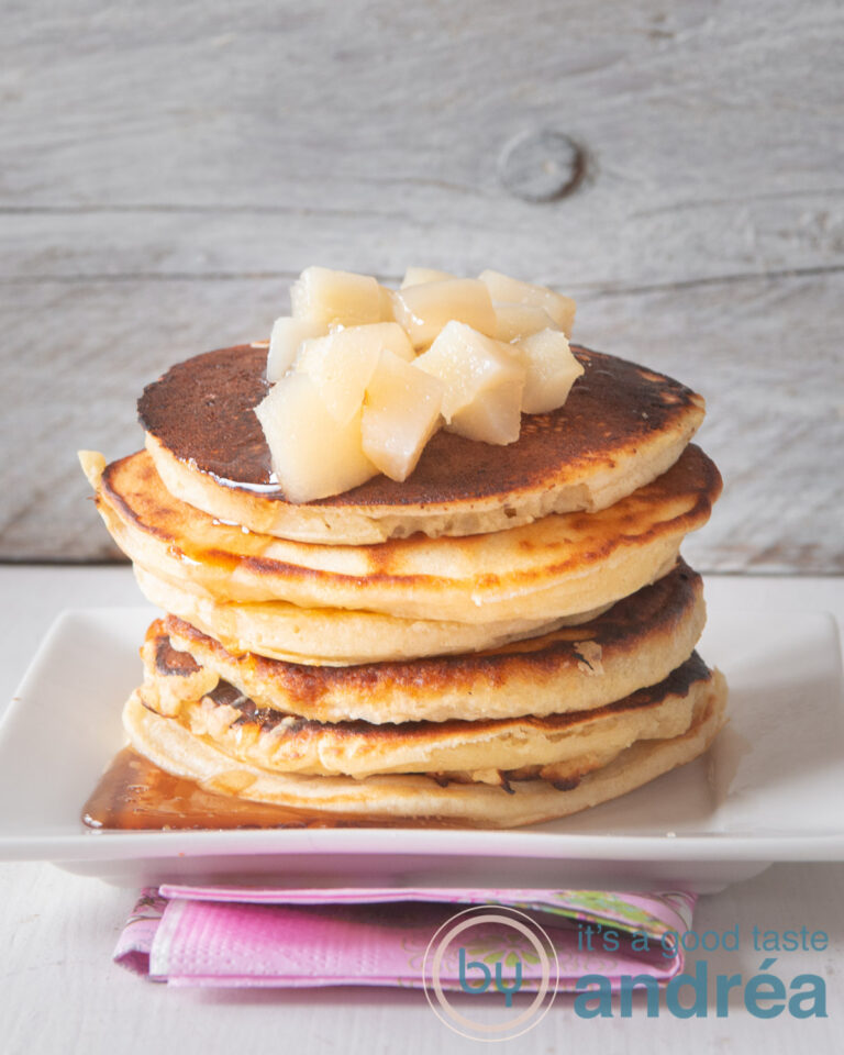 Pancakes with poached pears - By Andrea Janssen