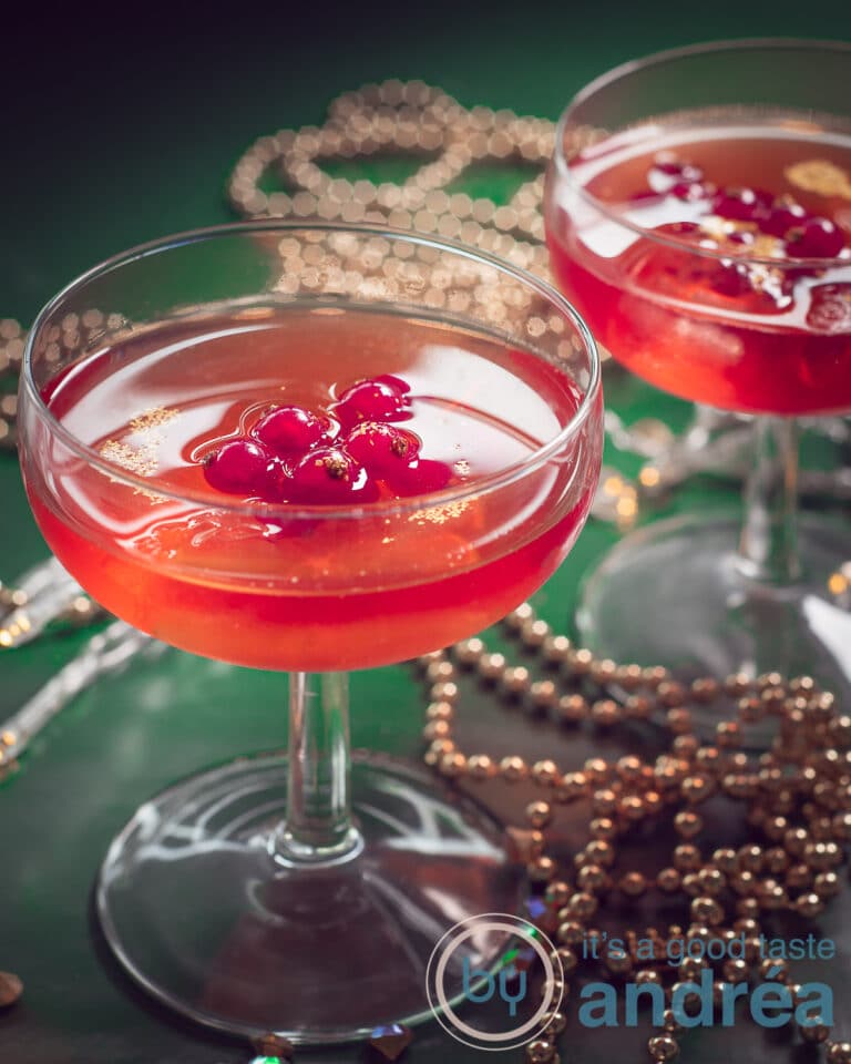 Red currant cosmopolitan cocktail recipe - By Andrea Janssen