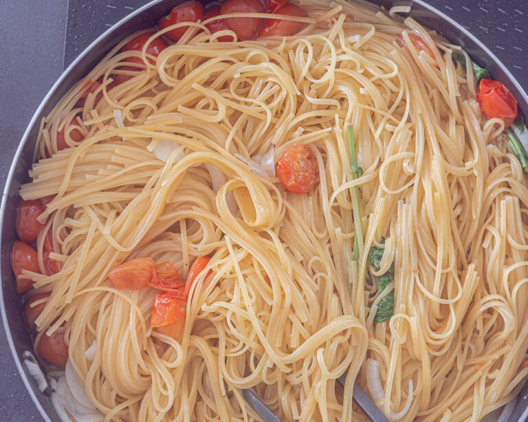 Creamy One-Pan Pasta with Fresh Ingredients - By Andrea Janssen